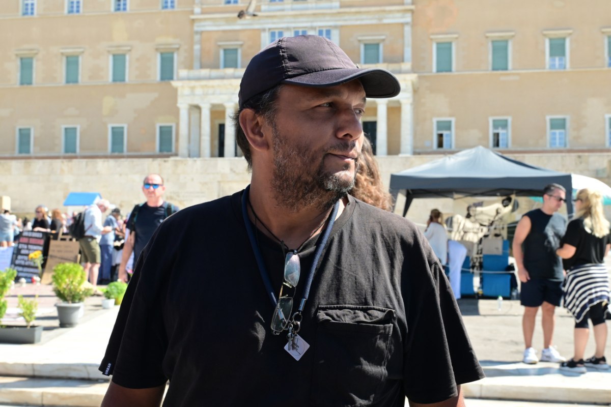 Σύνταγμα: «Μέχρι τέλους» με τρεμάμενη φωνή και με τις δυνάμεις του να ...