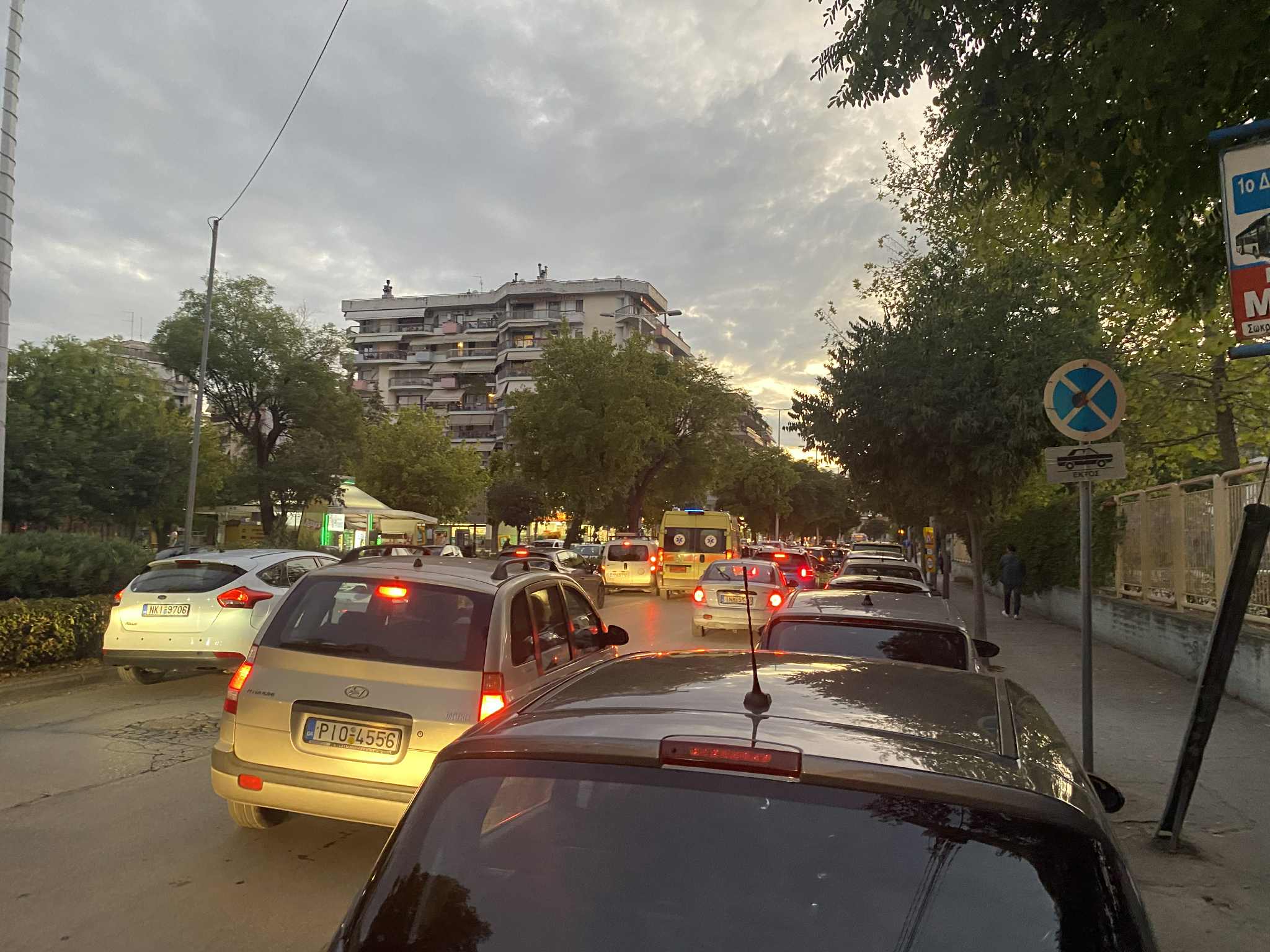 Το μποτιλιάρισμα το απόγευμα στην Ηρώων Πολυτεχνείου για το παζάρι και ...