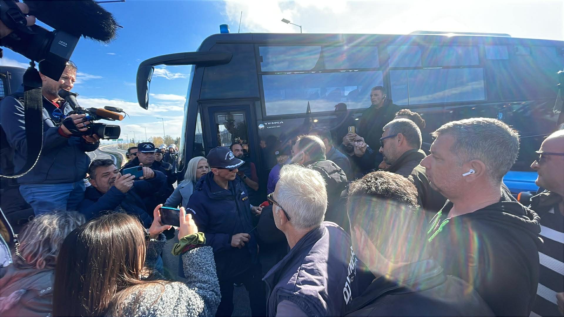 Ένταση στον κόμβο της Νίκαιας- τα ΜΑΤ εμποδίζουν τους αγρότες να ...