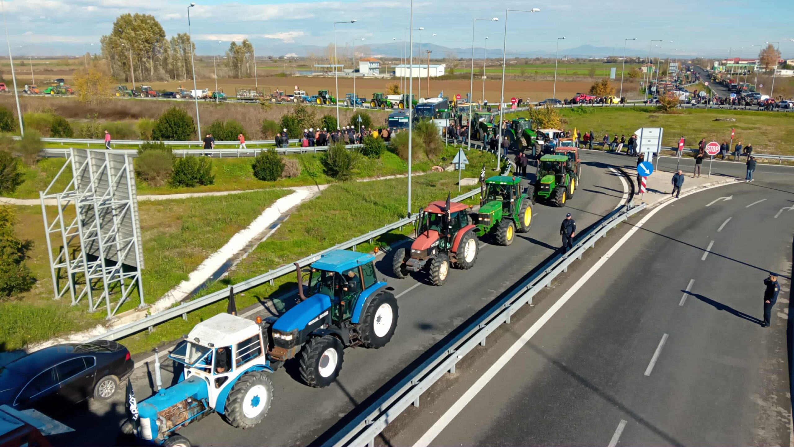 Πανω στον Ε65 οι αγρότες της Καρδίτσας που αιφνιδίασαν την Αστυνομία ...