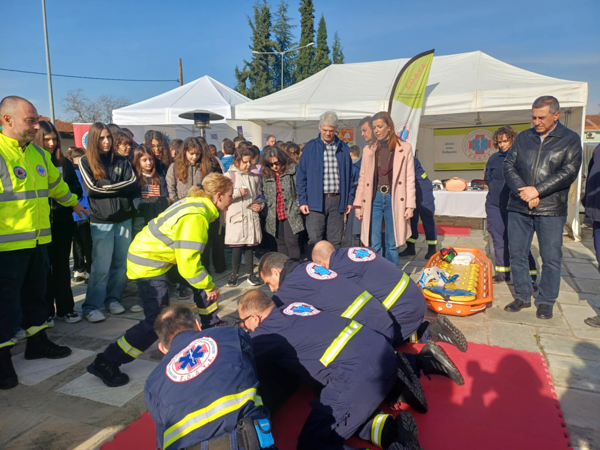 Γέμισε εθελοντές το προαύλιο της περιφέρειας- επίδειξη ΚΑΡΠΑ στο “Open ...