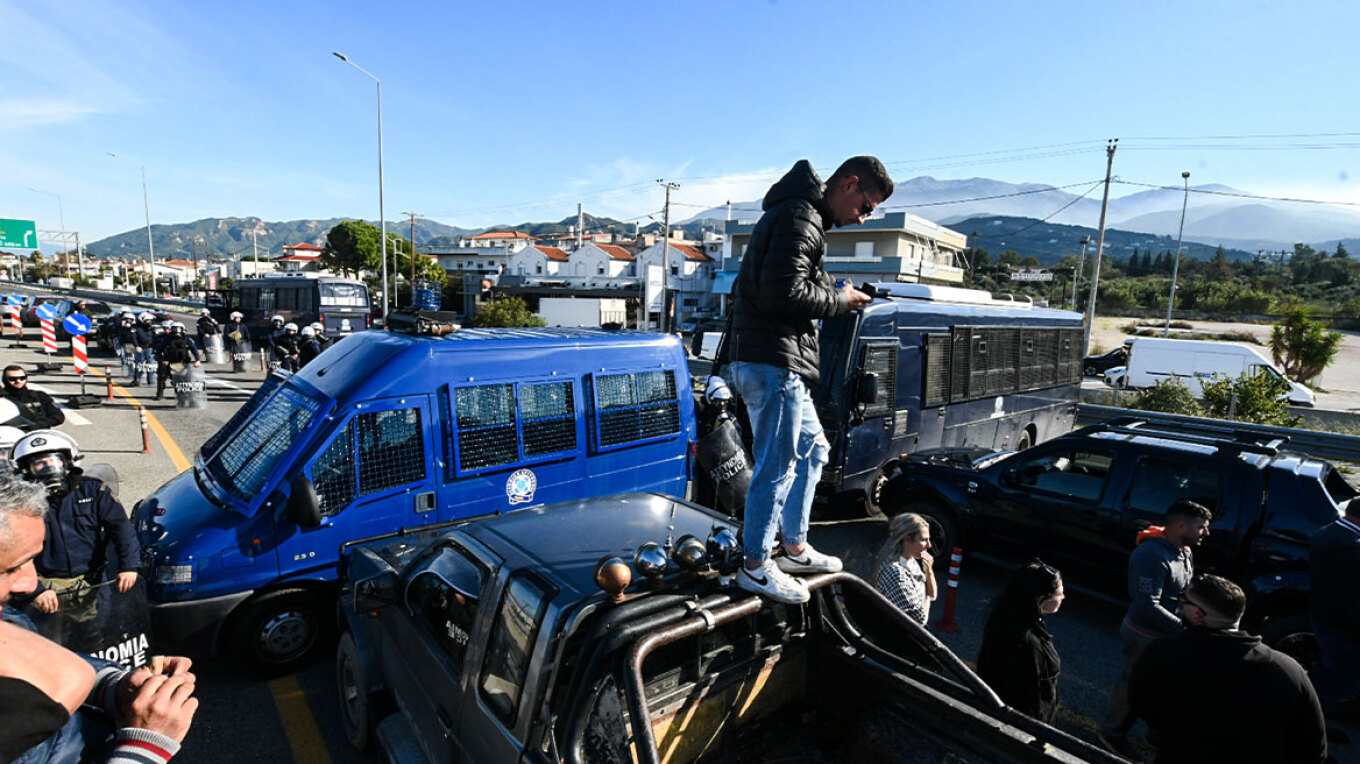 Ξύλο με μαγκούρες και χημικά μεταξύ αγροτών και αστυνομικών στο μπλόκο ...