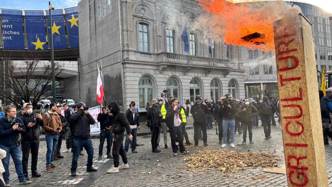 Χάος στις Βρυξέλλες: Φωτιές, καπνογόνα και δακρυγόνα στη συγκέντρωση ...