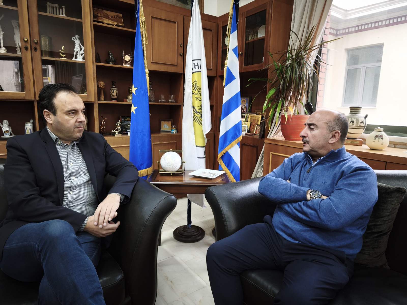 Με ευχές για το νέο έτος η συνάντηση Σακκά - Παπαστεργίου στο Δημαρχείο ...
