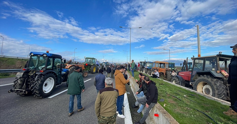 «Περιμένουμε τον Πρωθυπουργό» διαμηνύουν οι αγρότες σε Ε-65 και κόμβο ...