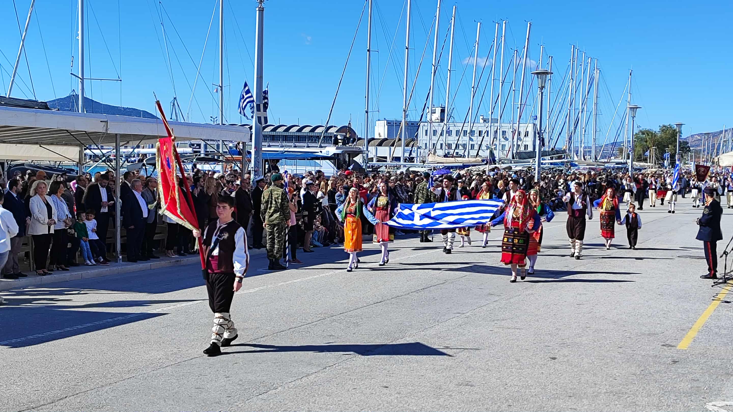 Πλήθος κόσμου στην παραλία στην παρέλαση του Βόλου (ΦΩΤΟ) | Ειδήσεις ...