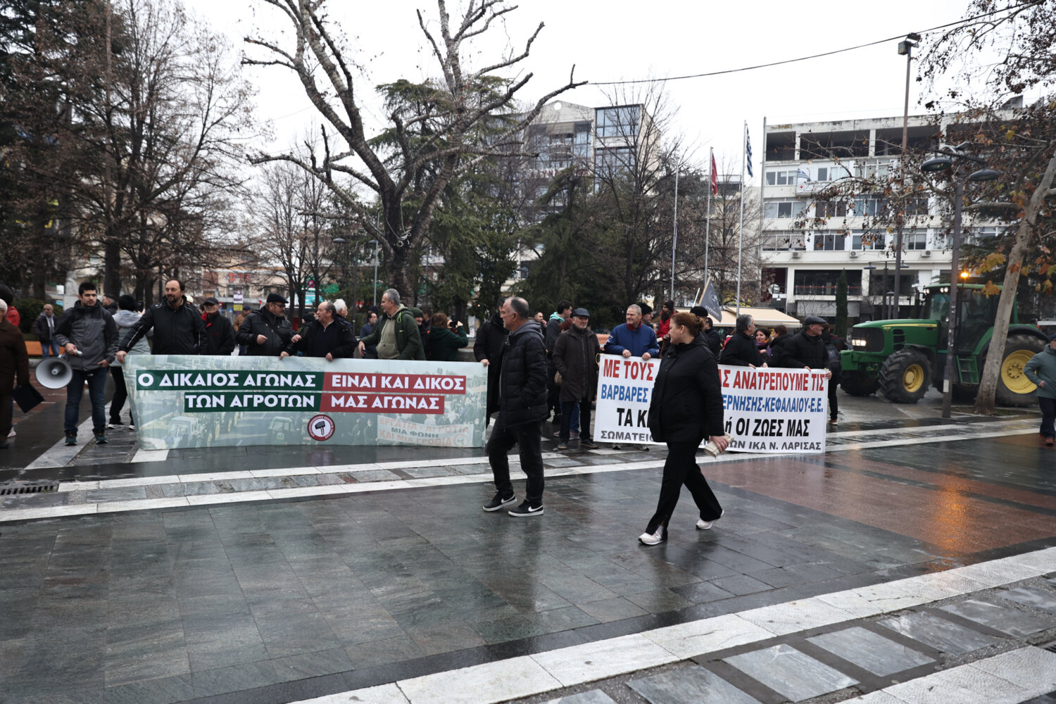 Έφυγαν από το μπλόκο της Νίκαιας και ήρθαν στην κεντρική πλατεία της ...
