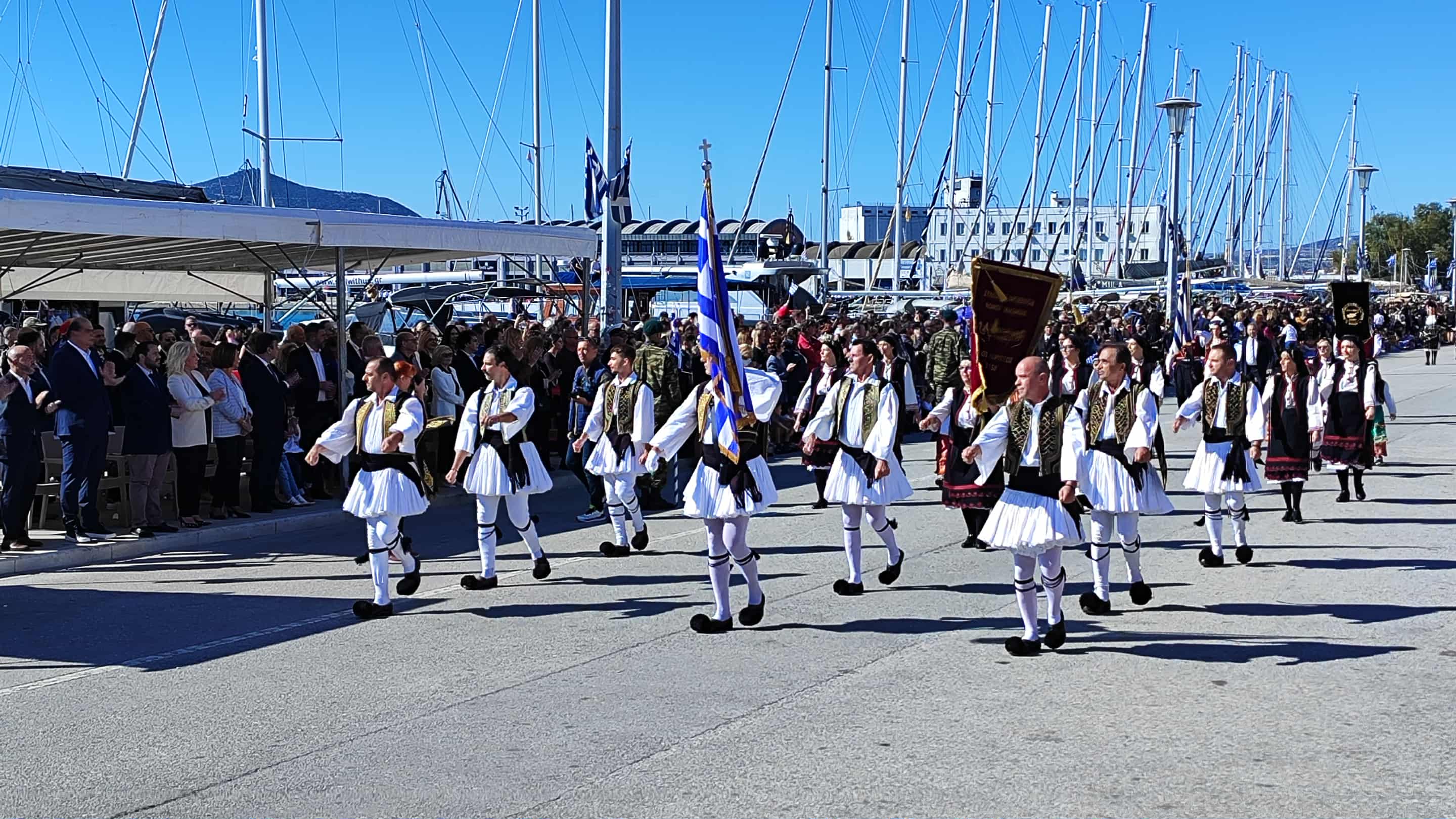 Πλήθος κόσμου στην παραλία στην παρέλαση του Βόλου (ΦΩΤΟ) | Ειδήσεις ...