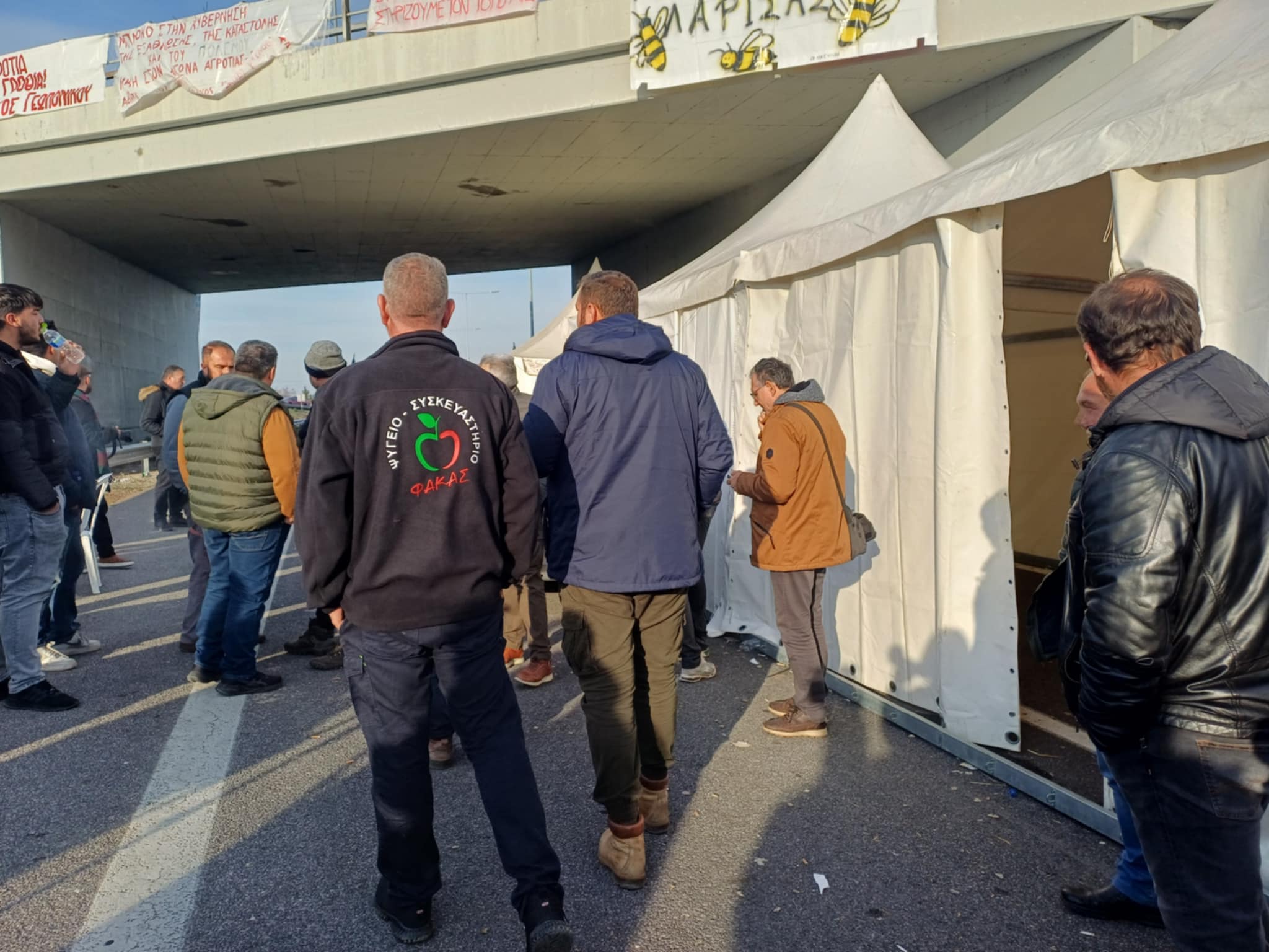 Έκλεισαν στον Πλατύκαμπο και την παλιά ΕΟ Λάρισας- Βόλου οι αγρότες ...